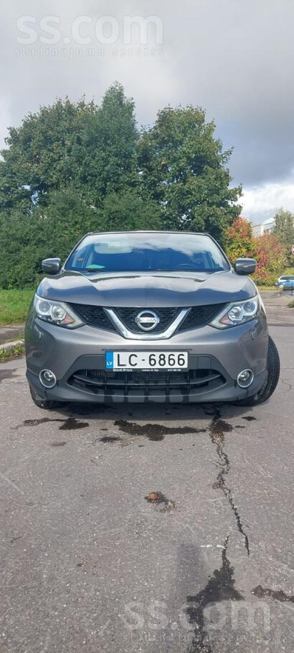Grey Nissan Qashqai 2015 in Riga, with an engine capacity of 1.60 L and mileage of 275 thousand km for 9500 €, photo 3 on AUTOMOTO.COM.LV