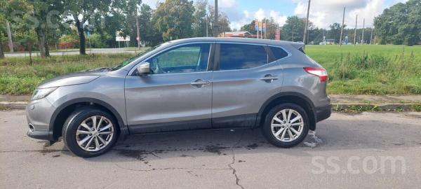 Grey Nissan Qashqai 2015 in Riga, with an engine capacity of 1.60 L and mileage of 275 thousand km for 9500 €, photo 5 on AUTOMOTO.COM.LV