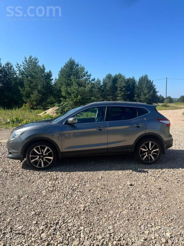 Nissan Qashqai 2017 in Riga on AUTOMOTO.COM.LV Grey Nissan Qashqai 2017 in Riga, with an engine capacity of 1.20 L and mileage of 304 thousand km for 9000 €, photo 4 on AUTOMOTO.COM.LV