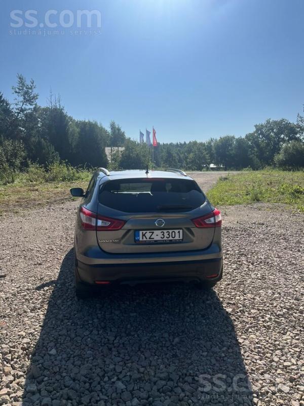 Nissan Qashqai 2017 in Riga on AUTOMOTO.COM.LV Grey Nissan Qashqai 2017 in Riga, with an engine capacity of 1.20 L and mileage of 304 thousand km for 9000 €, photo 6 on AUTOMOTO.COM.LV