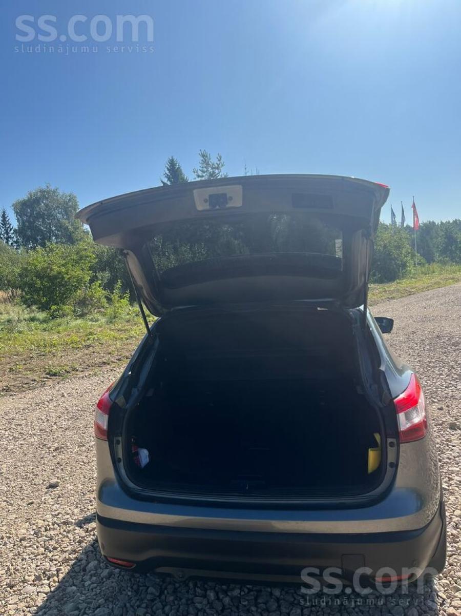 Grey Nissan Qashqai 2017 in Riga, with an engine capacity of 1.20 L and mileage of 304 thousand km for 9000 €, photo 8 on AUTOMOTO.COM.LV