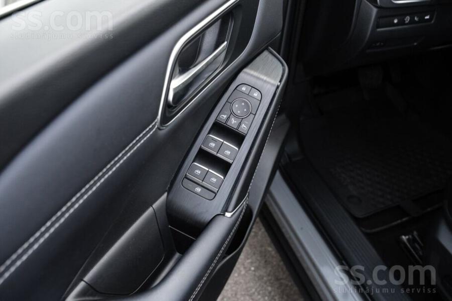 Grey Nissan Qashqai 2022 in Riga, with an engine capacity of 1.30 L and mileage of 26 thousand km for 22650 €, photo 9 on AUTOMOTO.COM.LV