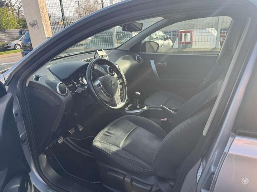 Pelēks Nissan Qashqai 2010 Tauragė, ar dzinēja tilpumu 1.50 L un nobraukumu 213 tūkst. km par 4600 €, foto 5 vietnē AUTOMOTO.COM.LV