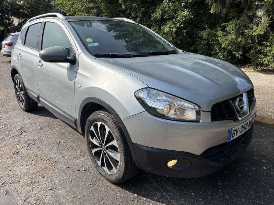 Grey Nissan Qashqai 2011 in Taurage, with an engine capacity of 1.50 L and mileage of 215 thousand km for 3700 €, photo 3 on AUTOMOTO.COM.LV