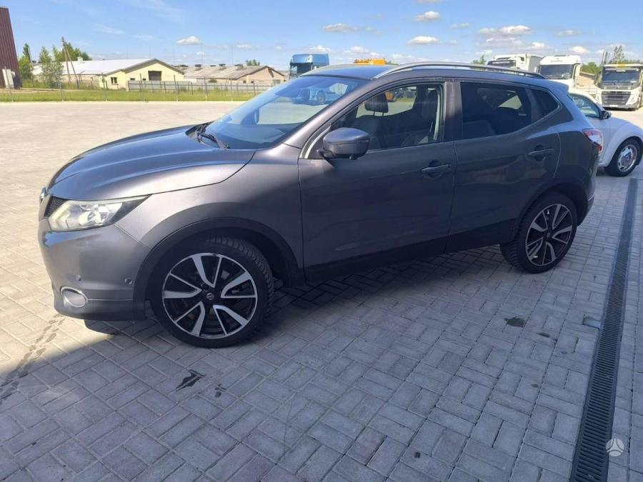 Grey Nissan Qashqai 2015 in Taurage, with an engine capacity of 1.60 L and mileage of 270 thousand km for 6800 €, photo 3 on AUTOMOTO.COM.LV