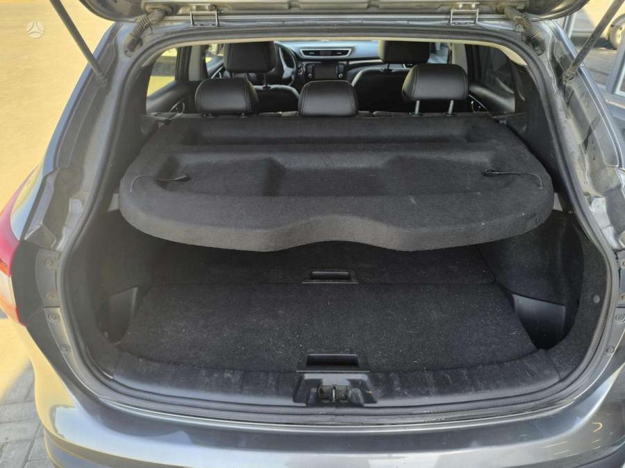 Grey Nissan Qashqai 2015 in Taurage, with an engine capacity of 1.60 L and mileage of 270 thousand km for 6800 €, photo 5 on AUTOMOTO.COM.LV
