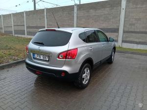 Pelēks Nissan Qashqai 2009 Viļņa, ar dzinēja tilpumu 2.00 L un nobraukumu 160 tūkst. km par 2500 €, foto 4 vietnē AUTOMOTO.COM.LV