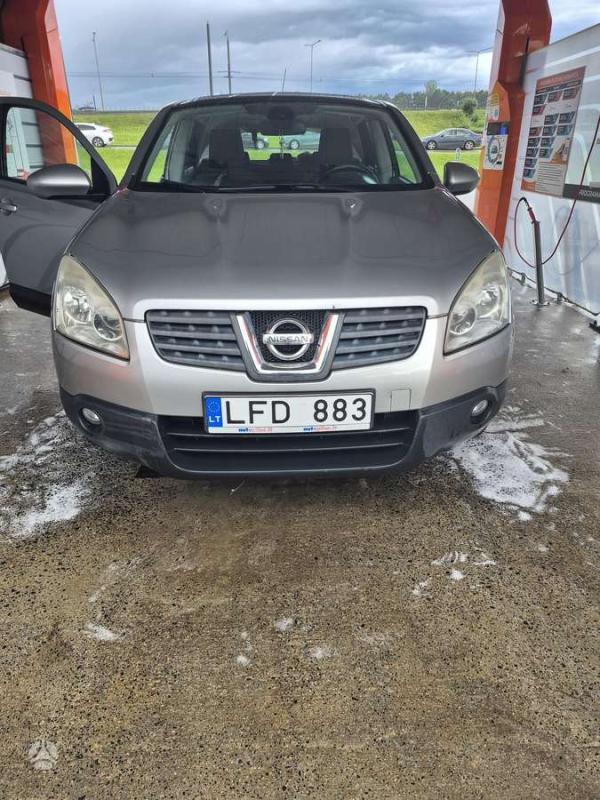 Grey Nissan Qashqai 2007 in Vilnius, with an engine capacity of 1.50 L and mileage of 338 thousand km for 2700 €, photo 3 on AUTOMOTO.COM.LV