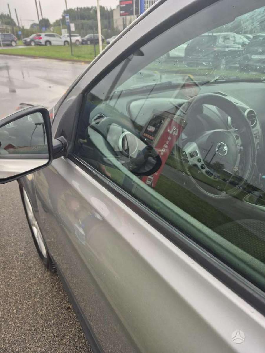 Grey Nissan Qashqai 2007 in Vilnius, with an engine capacity of 1.50 L and mileage of 338 thousand km for 2700 €, photo 12 on AUTOMOTO.COM.LV