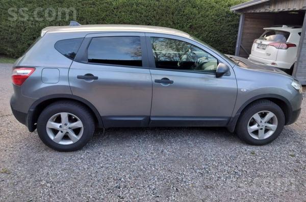 Grey Nissan Qashqai 2012 in Valmiera, with an engine capacity of 1.60 L and mileage of 0 thousand km for 5200 €, photo 4 on AUTOMOTO.COM.LV
