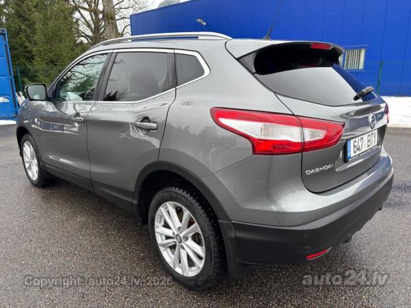 Grey Nissan Qashqai 2017 in Paide, with an engine capacity of 1.20 L and mileage of 37 thousand km for 12390 €, photo 4 on AUTOMOTO.COM.LV