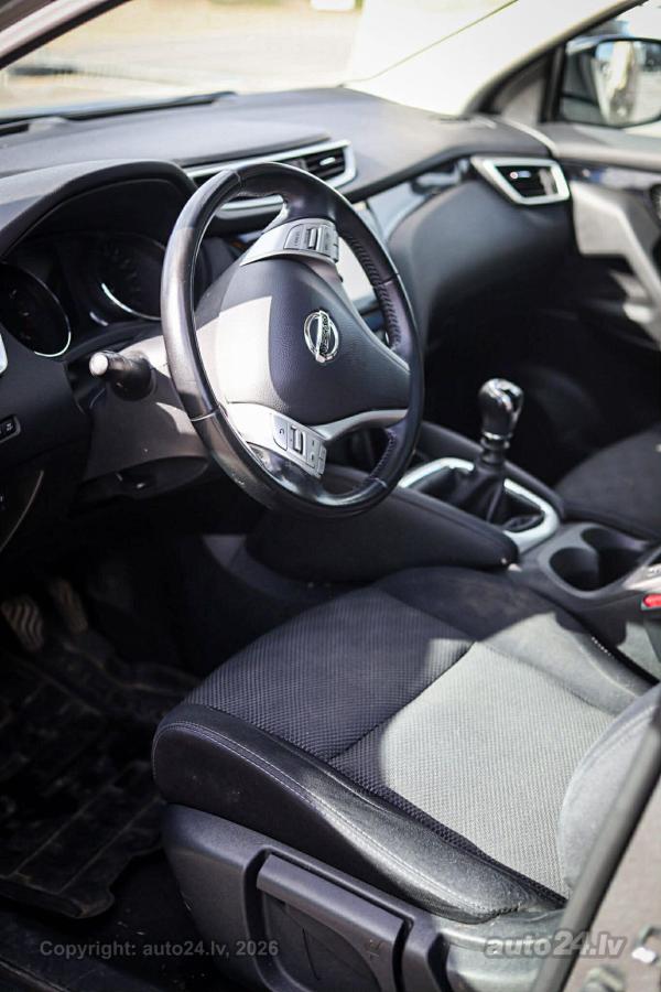 Pelēks Nissan Qashqai 2017 Tallina, ar dzinēja tilpumu 1.20 L un nobraukumu 80 tūkst. km par 11500 €, foto 4 vietnē AUTOMOTO.COM.LV