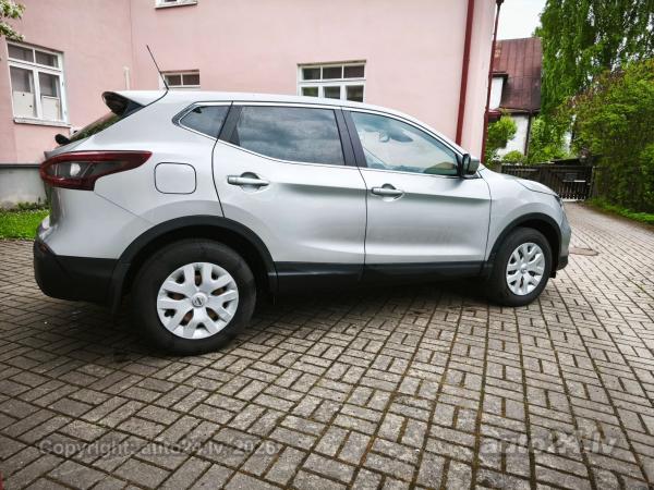 Grey Nissan Qashqai 2020 in Tallinn, with an engine capacity of 1.30 L and mileage of 57 thousand km for 16900 €, photo 3 on AUTOMOTO.COM.LV