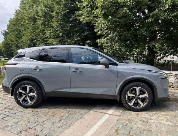 Grey Nissan Qashqai 2022 in Riga, with an engine capacity of 1.30 L and mileage of 52 thousand km for 25500 €, photo 2 on AUTOMOTO.COM.LV