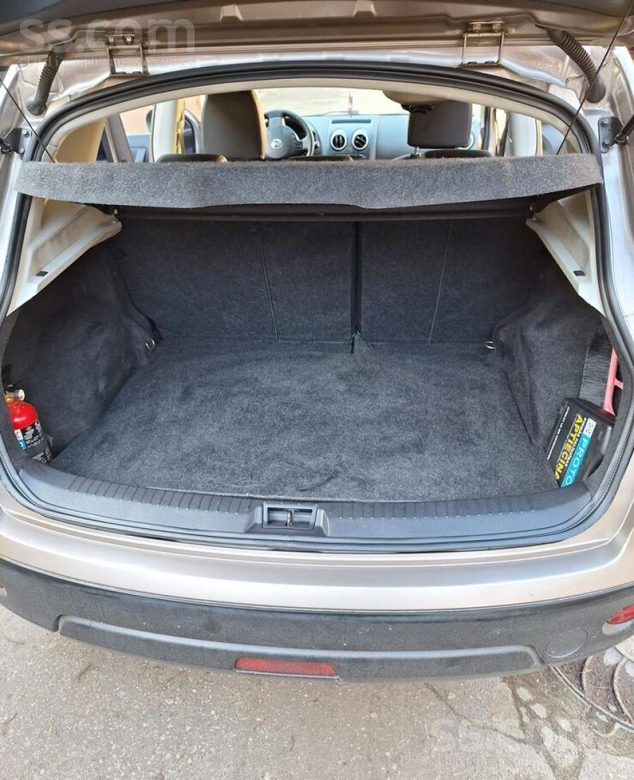 Nissan Qashqai 2011 in Riga, with an engine capacity of 1.60 L and mileage of 193 thousand km for 2000 €, photo 8 on AUTOMOTO.COM.LV