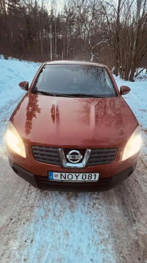 Red Nissan Qashqai 2007 in Vilnius, with an engine capacity of 2.00 L and mileage of 323 thousand km for 3300 €, photo  on AUTOMOTO.COM.LV