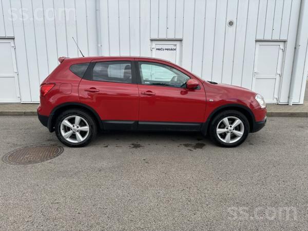 Red Nissan Qashqai 2007 in Jelgava, with an engine capacity of 2.00 L and mileage of 315 thousand km for 3600 €, photo 5 on AUTOMOTO.COM.LV