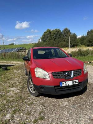 Red Nissan Qashqai 2007 in Vilnius, with an engine capacity of 1.46 L and mileage of 349 thousand km for 1800 €, photo 3 on AUTOMOTO.COM.LV