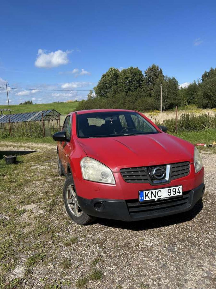 Red Nissan Qashqai 2007 in Vilnius, with an engine capacity of 1.46 L and mileage of 349 thousand km for 1800 €, photo 3 on AUTOMOTO.COM.LV