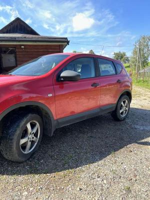 Red Nissan Qashqai 2007 in Vilnius, with an engine capacity of 1.46 L and mileage of 349 thousand km for 1800 €, photo 4 on AUTOMOTO.COM.LV