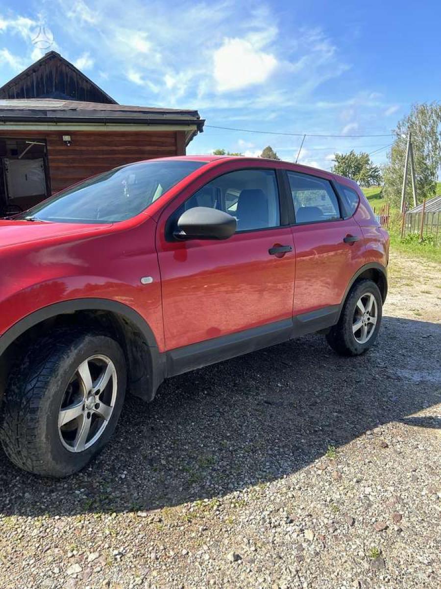 Red Nissan Qashqai 2007 in Vilnius, with an engine capacity of 1.46 L and mileage of 349 thousand km for 1800 €, photo 4 on AUTOMOTO.COM.LV