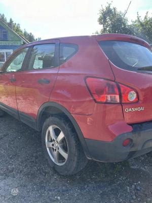 Red Nissan Qashqai 2007 in Vilnius, with an engine capacity of 1.46 L and mileage of 349 thousand km for 1800 €, photo 5 on AUTOMOTO.COM.LV