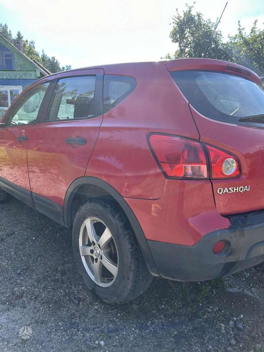 Red Nissan Qashqai 2007 in Vilnius, with an engine capacity of 1.46 L and mileage of 349 thousand km for 1800 €, photo 5 on AUTOMOTO.COM.LV