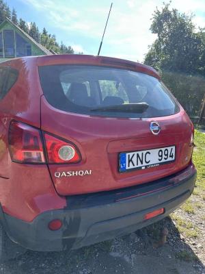Red Nissan Qashqai 2007 in Vilnius, with an engine capacity of 1.46 L and mileage of 349 thousand km for 1800 €, photo 6 on AUTOMOTO.COM.LV