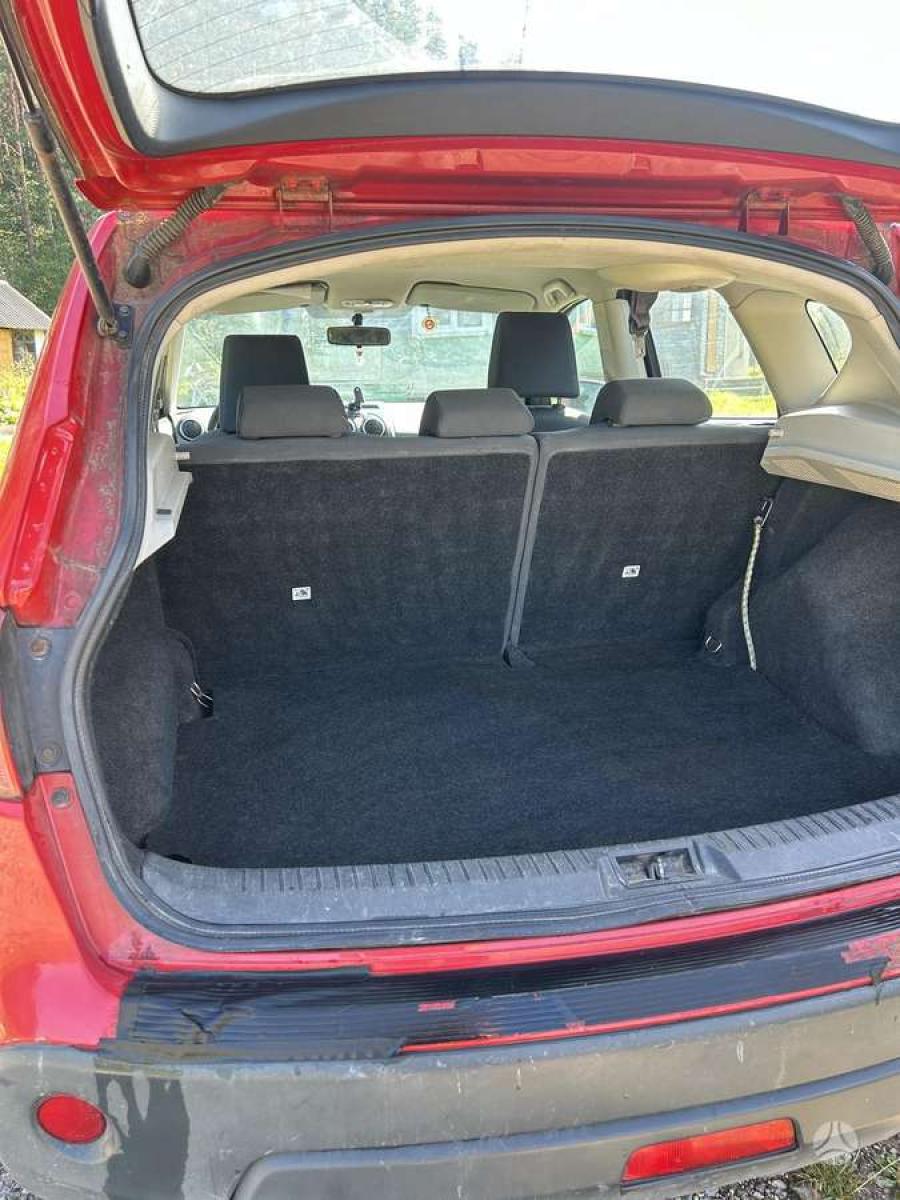 Red Nissan Qashqai 2007 in Vilnius, with an engine capacity of 1.46 L and mileage of 349 thousand km for 1800 €, photo 8 on AUTOMOTO.COM.LV
