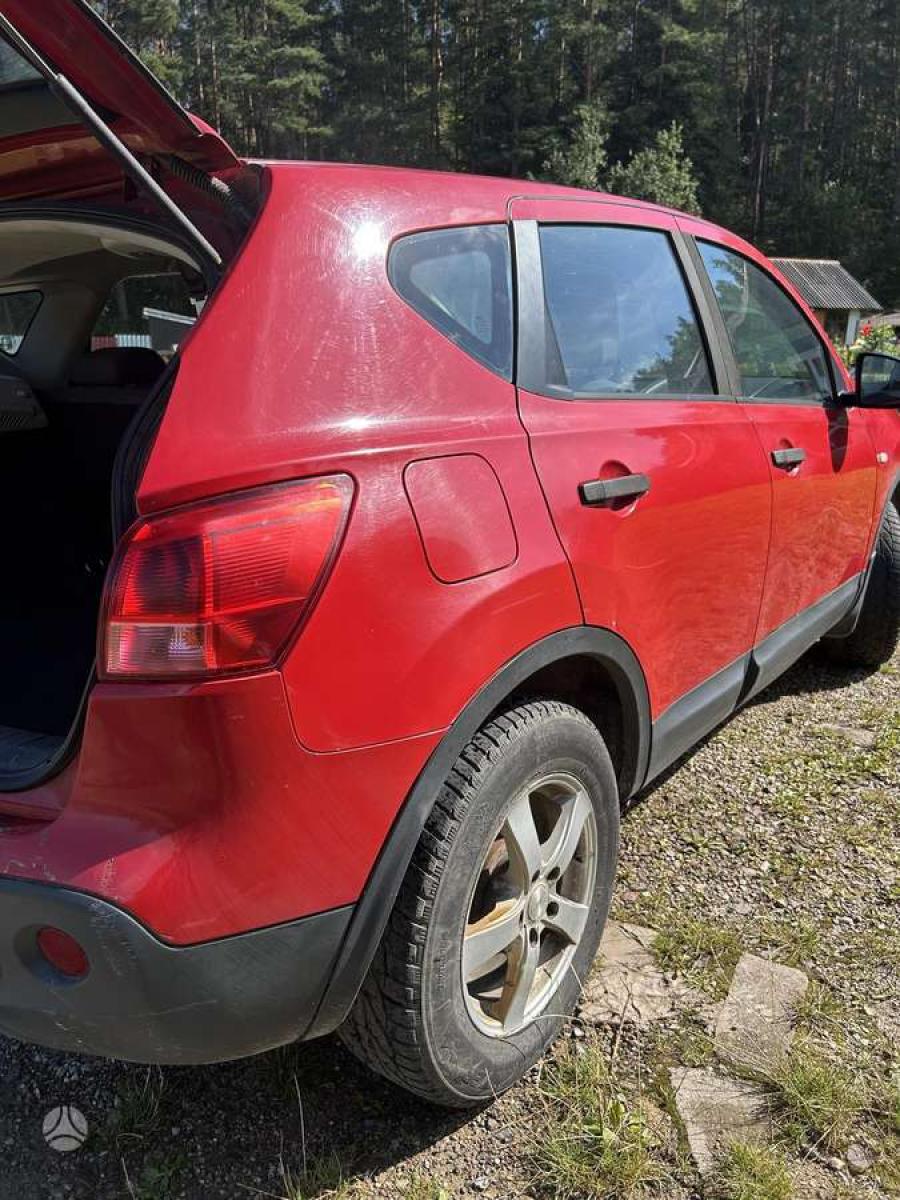 Red Nissan Qashqai 2007 in Vilnius, with an engine capacity of 1.46 L and mileage of 349 thousand km for 1800 €, photo 9 on AUTOMOTO.COM.LV