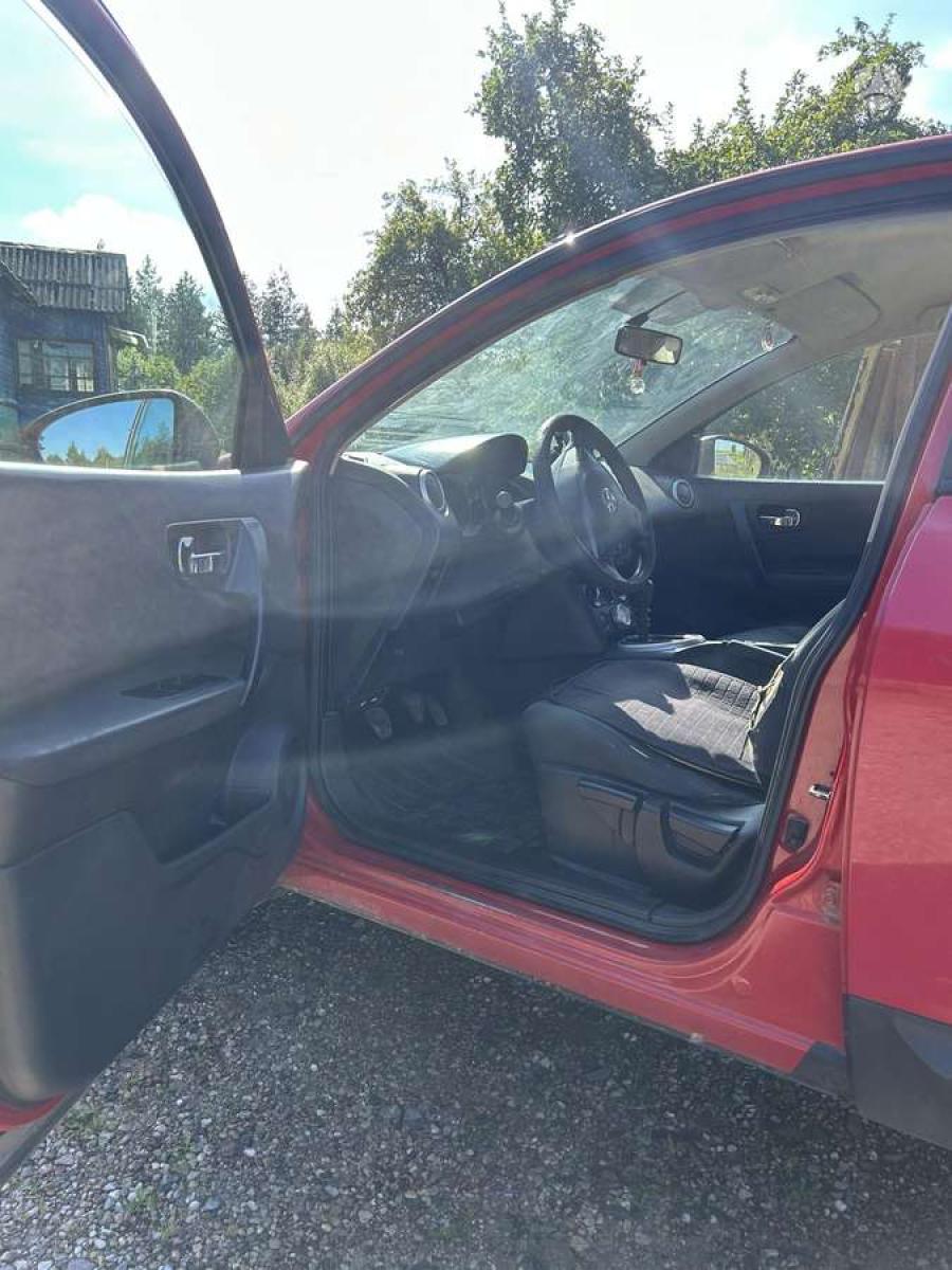 Red Nissan Qashqai 2007 in Vilnius, with an engine capacity of 1.46 L and mileage of 349 thousand km for 1800 €, photo 12 on AUTOMOTO.COM.LV