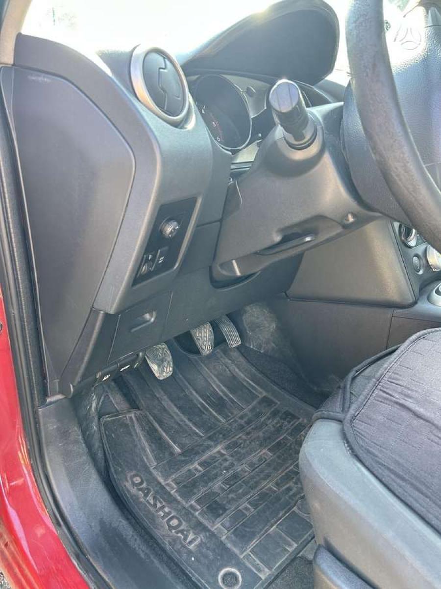 Red Nissan Qashqai 2007 in Vilnius, with an engine capacity of 1.46 L and mileage of 349 thousand km for 1800 €, photo 14 on AUTOMOTO.COM.LV