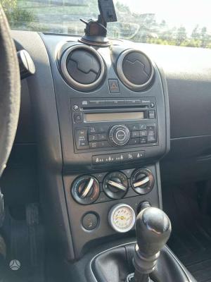 Red Nissan Qashqai 2007 in Vilnius, with an engine capacity of 1.46 L and mileage of 349 thousand km for 1800 €, photo 19 on AUTOMOTO.COM.LV