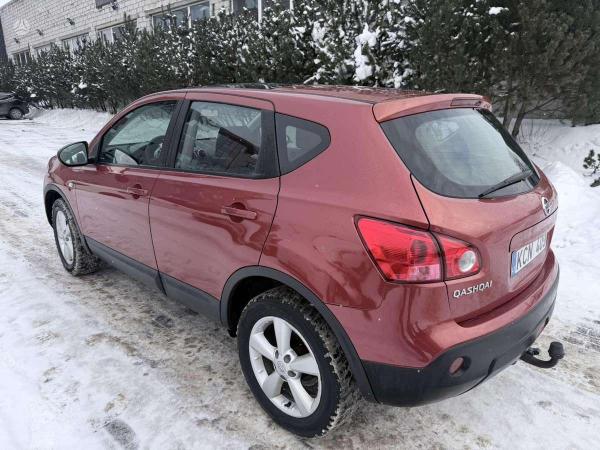Red Nissan Qashqai 2008 in Vilnius, with an engine capacity of 2.00 L and mileage of 241 thousand km for 1950 €, photo 3 on AUTOMOTO.COM.LV