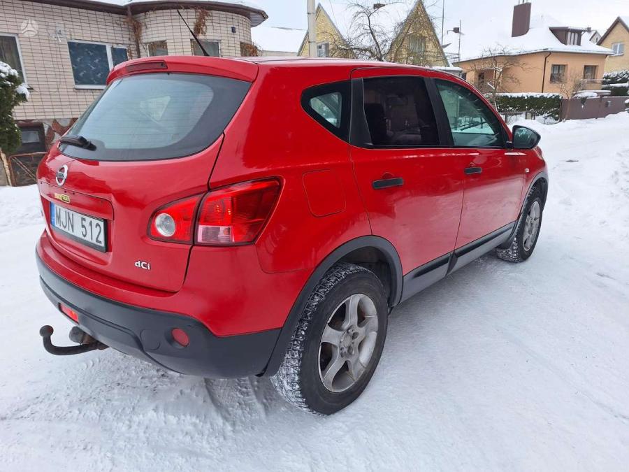 Red Nissan Qashqai 2008 in Kelme, with an engine capacity of 1.46 L and mileage of 280 thousand km for 2900 €, photo 2 on AUTOMOTO.COM.LV