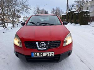 Red Nissan Qashqai 2008 in Kelme, with an engine capacity of 1.46 L and mileage of 280 thousand km for 2900 €, photo 5 on AUTOMOTO.COM.LV