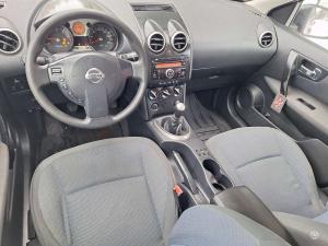 Red Nissan Qashqai 2008 in Kelme, with an engine capacity of 1.46 L and mileage of 280 thousand km for 2900 €, photo 7 on AUTOMOTO.COM.LV