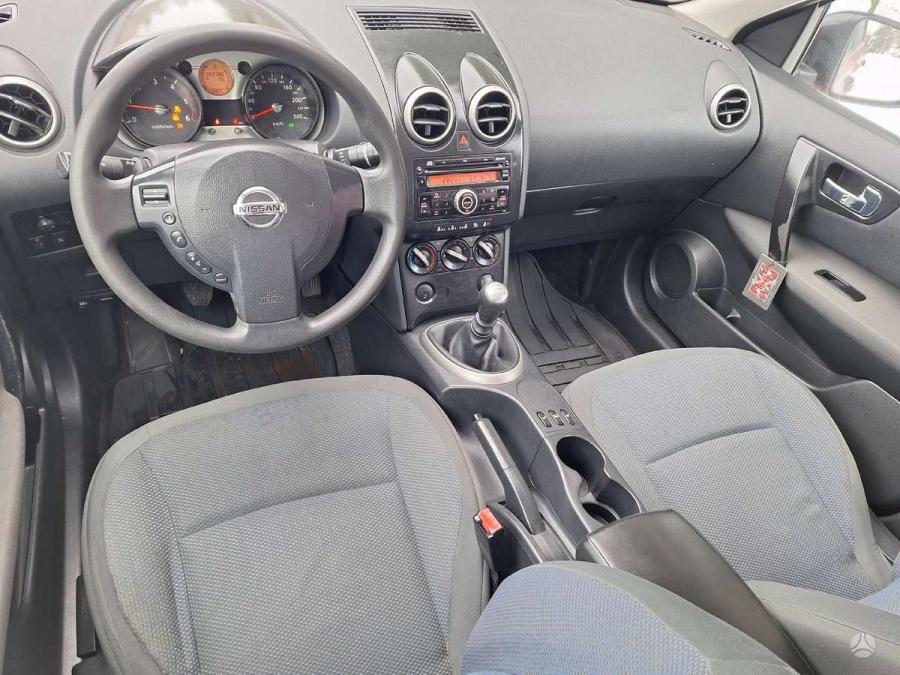 Red Nissan Qashqai 2008 in Kelme, with an engine capacity of 1.46 L and mileage of 280 thousand km for 2900 €, photo 7 on AUTOMOTO.COM.LV
