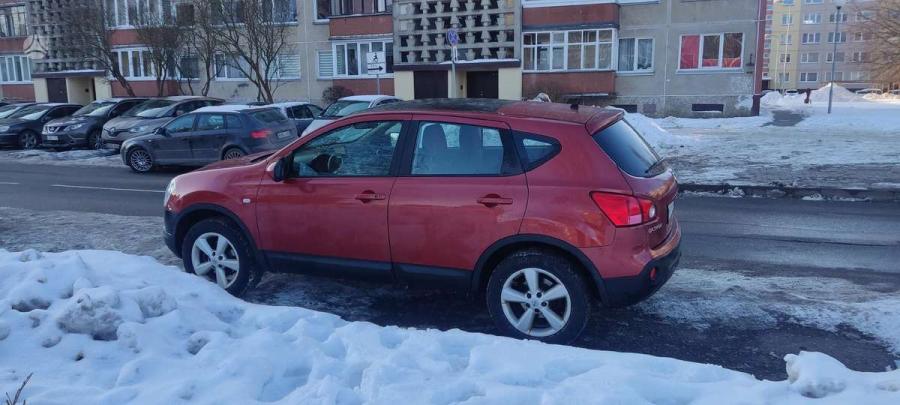 Red Nissan Qashqai 2008 in Klaipeda, with an engine capacity of 1.46 L and mileage of 310 thousand km for 2950 €, photo 1 on AUTOMOTO.COM.LV