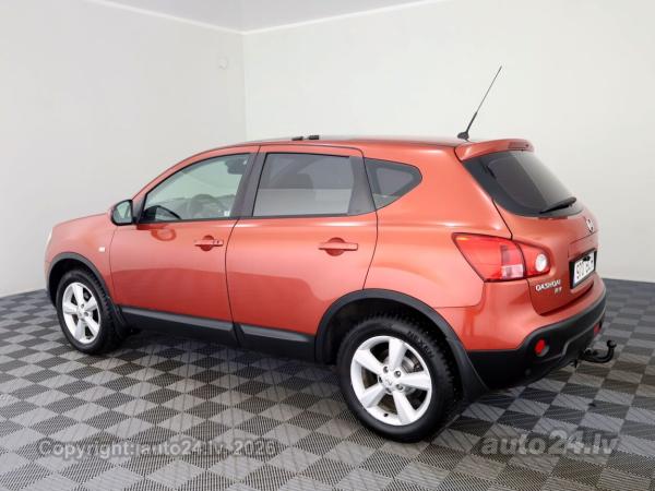 Red Nissan Qashqai 2008 in Tallinn, with an engine capacity of 2.00 L and mileage of 298 thousand km for 2499 €, photo 4 on AUTOMOTO.COM.LV