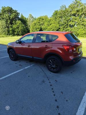 Red Nissan Qashqai 2008 in Panevezys, with an engine capacity of 2.00 L and mileage of 248 thousand km for 3900 €, photo  on AUTOMOTO.COM.LV