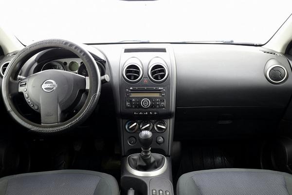 Red Nissan Qashqai 2008 in Tallinn, with an engine capacity of 2.00 L and mileage of 249 thousand km for 2499 €, photo 5 on AUTOMOTO.COM.LV