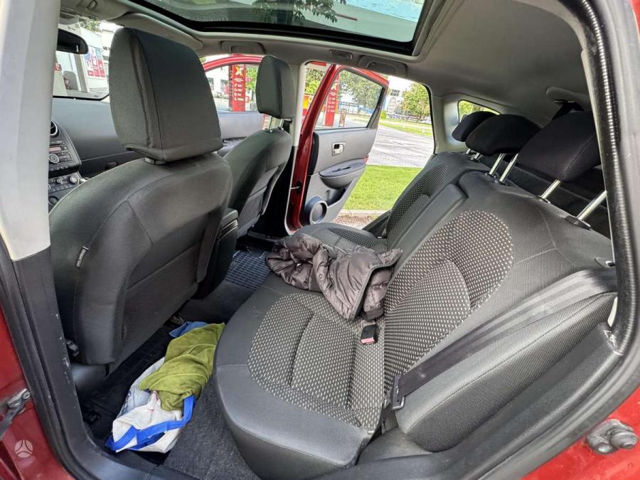 Red Nissan Qashqai 2009 in Alytus, with an engine capacity of 1.46 L and mileage of 249 thousand km for 4999 €, photo 18 on AUTOMOTO.COM.LV