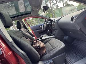 Red Nissan Qashqai 2009 in Alytus, with an engine capacity of 1.46 L and mileage of 249 thousand km for 4999 €, photo 20 on AUTOMOTO.COM.LV