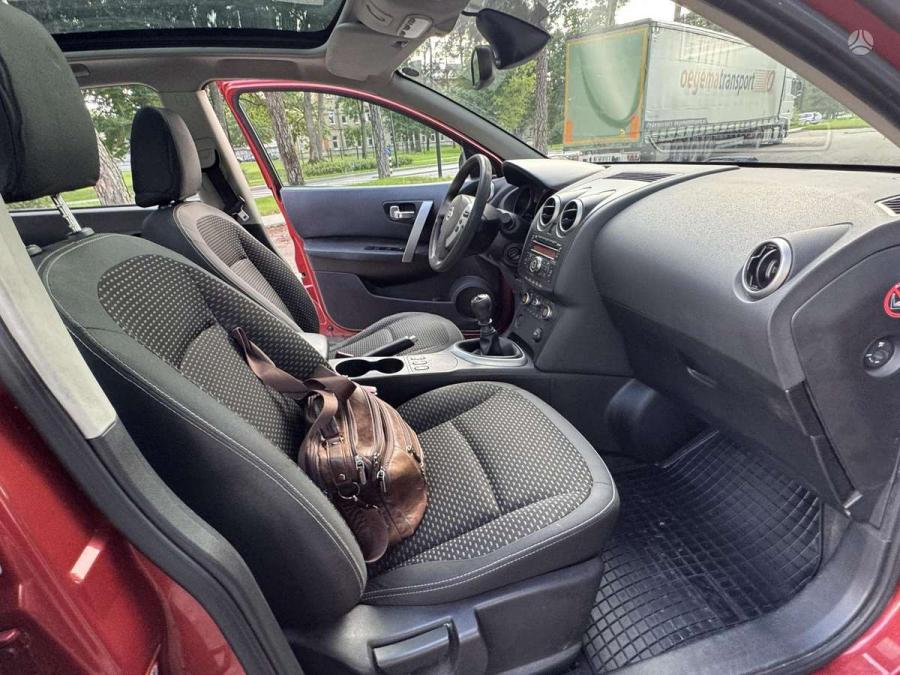 Red Nissan Qashqai 2009 in Alytus, with an engine capacity of 1.46 L and mileage of 249 thousand km for 4999 €, photo 21 on AUTOMOTO.COM.LV