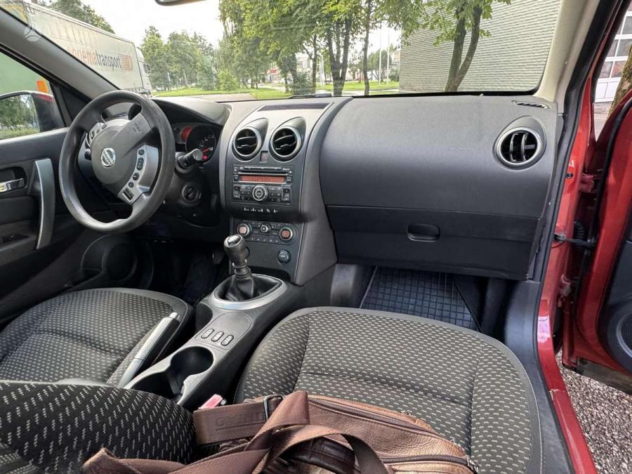 Red Nissan Qashqai 2009 in Alytus, with an engine capacity of 1.46 L and mileage of 249 thousand km for 4999 €, photo 24 on AUTOMOTO.COM.LV