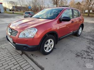 Red Nissan Qashqai 2009 in Panevezys, with an engine capacity of 1.60 L and mileage of 316 thousand km for 3400 €, photo 3 on AUTOMOTO.COM.LV