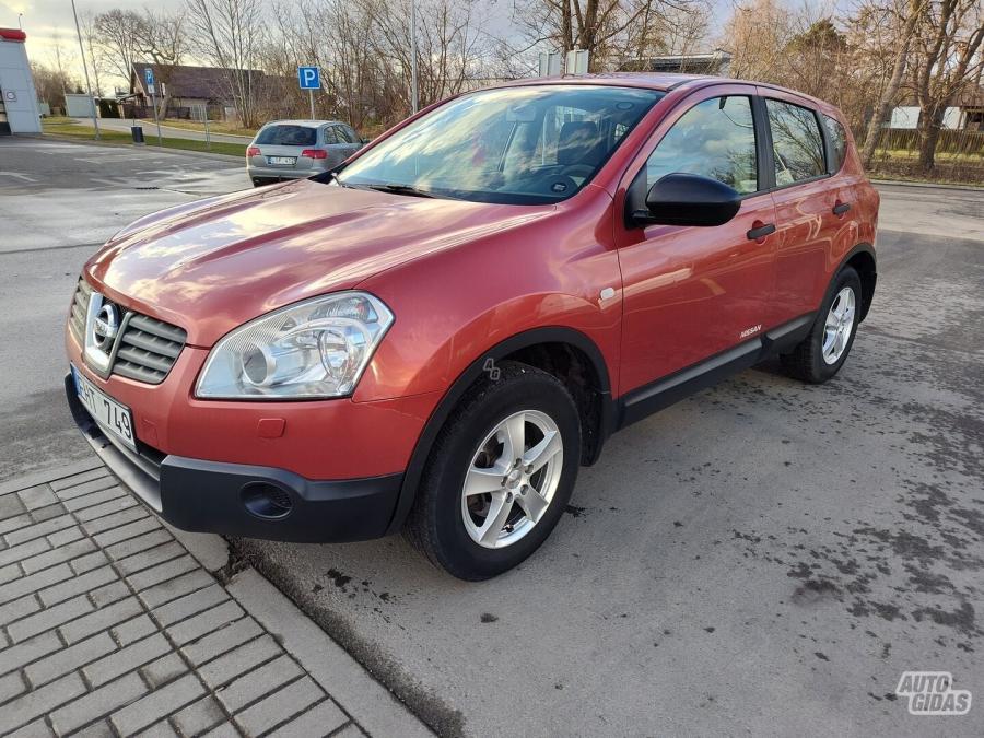 Red Nissan Qashqai 2009 in Panevezys, with an engine capacity of 1.60 L and mileage of 316 thousand km for 3400 €, photo 3 on AUTOMOTO.COM.LV