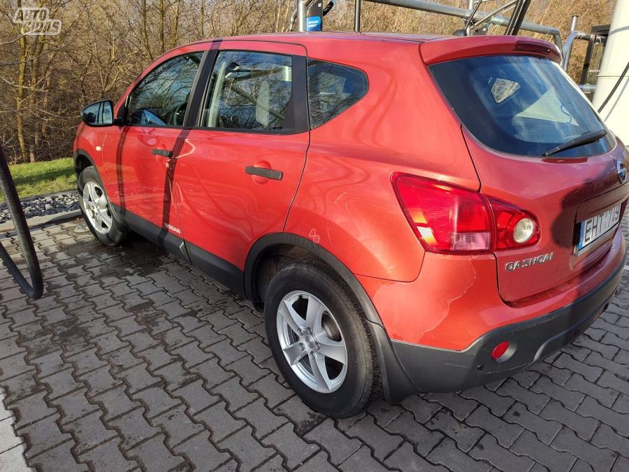 Red Nissan Qashqai 2009 in Panevezys, with an engine capacity of 1.60 L and mileage of 316 thousand km for 3400 €, photo 4 on AUTOMOTO.COM.LV