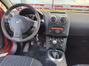 Red Nissan Qashqai 2009 in Panevezys, with an engine capacity of 1.60 L and mileage of 316 thousand km for 3400 €, photo 5 on AUTOMOTO.COM.LV